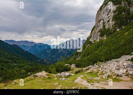 Die Landschaft am Vrsic-Pass im Nordwesten Sloweniens. Es ist der ...