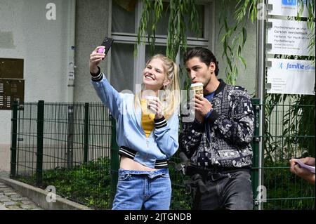 Katharina Kock aka Toni und Adonist Jovanovic aka Dean am Set bei ...