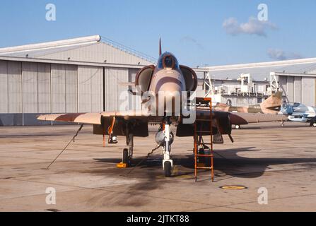A-4 Skyhawk Top Gun Aggressor Squadron USS Hornet Stockfotografie - Alamy