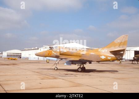 A-4 Skyhawk Top Gun Aggressor Squadron USS Hornet Stockfotografie - Alamy