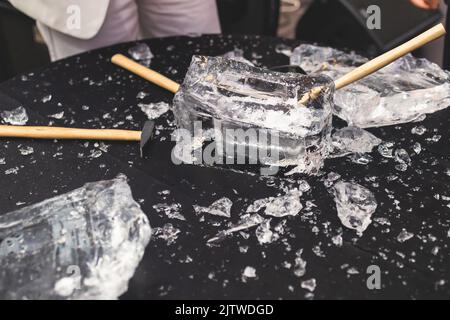 Prozess des Brechens des Eises mit Hammer und Eispickel, Gruppe von ...