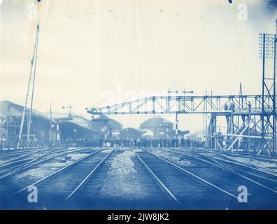 Ansicht der Platzierung der eisernen Hilfsfußbrücke über die Gleise am ...