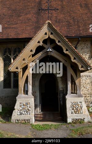 All Saints Church, hohe Laver, Essex, England zeigt das Grab des ...