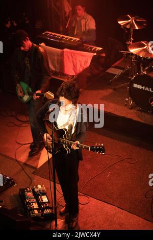 Elijah Hewson, Bonos Sohn, spielt live mit seiner Band Inhaler im Knust ...