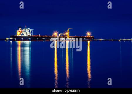 Rohöltanker Landbridge Prosperity am NWO-Entladungssteg in der Jade Bay ...