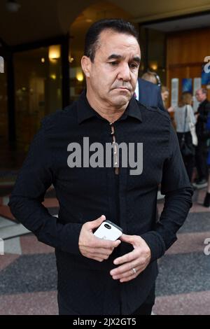 Der ehemalige Boxer Jeff Fenech spricht mit den Medien, als er am ...