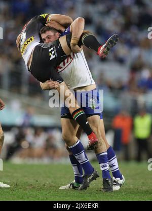 Adam Elliot von den Bulldogs wirft Dallin Watene Zelezniak von den ...