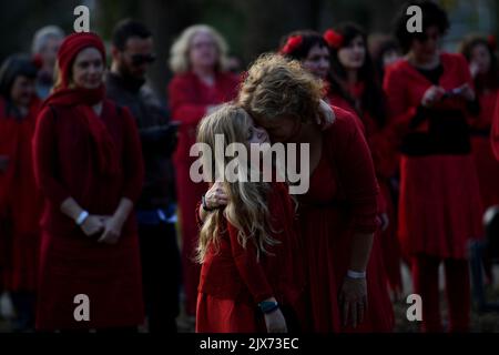 Kate Bush-Fans in rotem Tanz, während sie ihren Filmclip aus dem Song ...