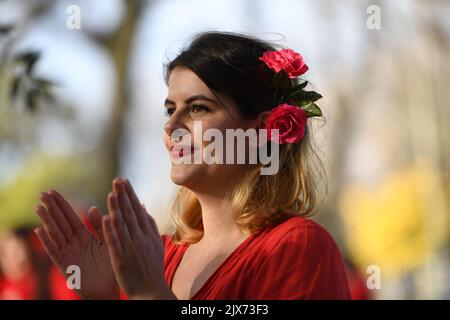 Kate Bush-Fans in rotem Tanz, während sie ihren Filmclip aus dem Song ...
