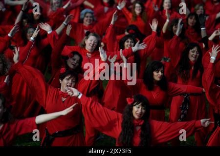 Kate Bush-Fans in rotem Tanz, während sie ihren Filmclip aus dem Song ...