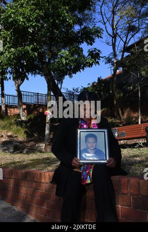 Julie Szabo, die Mutter von Arthur Haines, der 1998 bei einem Hausbrand ...