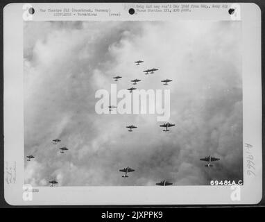 Die Boeing B-17 Flying Fortresses der 91. Bomb Group, 8. AF, sind Teil ...