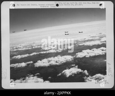 Die Boeing B-17 Flying Fortresses der 91. Bomb Group, 8. AF, sind Teil ...