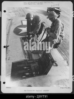 Männer der 364Th Fighter Group, 67. Fighter Wing, führen eine ...