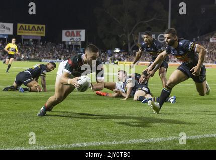Corey Allan von den Rabbitohs punktet beim NRL-Spiel der Runde 3 ...