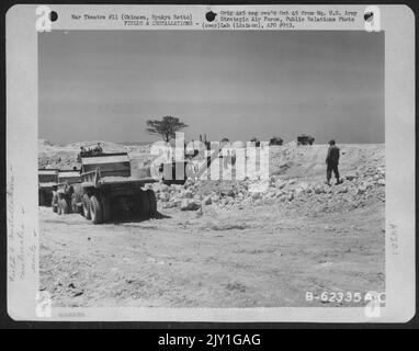 Bau des Flugfeldes Kadena, Okinawa, Ryukyu Retto, durch 1878Th Aviation ...
