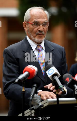 Dr. Peter Haertsch (links), Leiter der Abteilung für Operationstheater ...