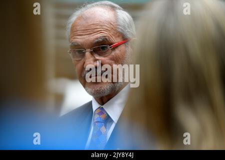 Dr. Peter Haertsch (links), Leiter der Abteilung für Operationstheater ...