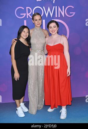 Isabel Lam, Brie Larson und Clare della Valle kommen zur Premiere „Growing Up“, die am 7 ...