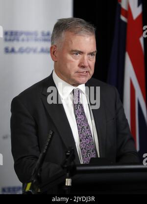 Der südaustralische Gesundheitsminister Stephen Wade und die Ärztin ...