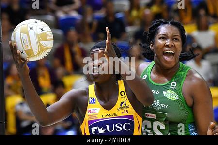 Phumza Maweni (links) der Lightning-Wettbewerbe für den Ball gegen Sam ...