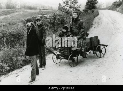 Julie Gholson & Jan Smithers Film: Where The Lilies Bloom (1976) Regie ...