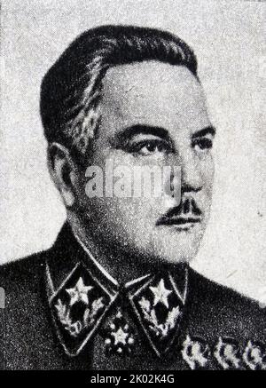 Marschall der Sowjetunion Semjon Budyonny einen Spaziergang mit seiner ...