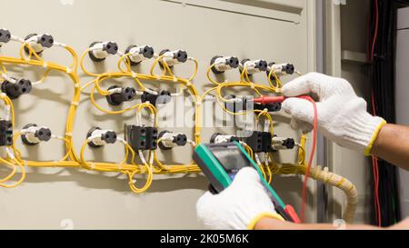 Der Elektroingenieur testet die Funktion des elektrischen ...