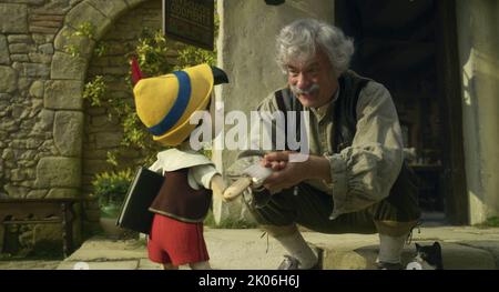 PINOCCHIO, von links: Von links: Pinocchio (Stimme: Benjamin Evan Ainsworth), Jiminy Cricket ...