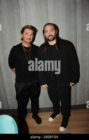 Swedish House Mafia bei ihrer IKEA Möbel- und Plattenspieler-Premiere ...