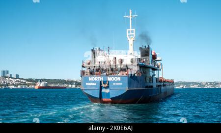 Istanbul Boğazı, Istanbul, Türkei - 09 10 2022: Der Bosporus ist eine ...