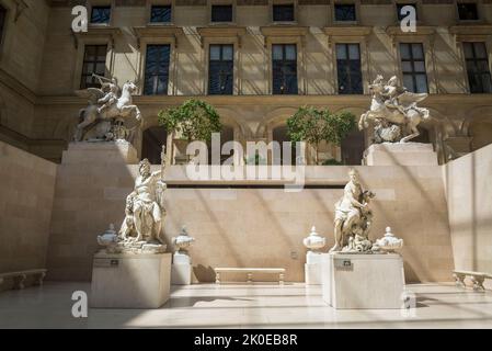 Das Cour Marly, in dem französische Skulpturen ausgestellt werden, das ...