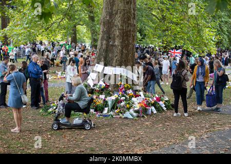 LONDON, Großbritannien - 2022. September: Tausende Blumen, Karten und ...