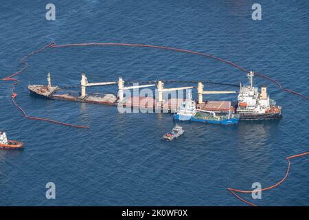 Der Bulk-Carrier OS 35, der mit dem ADAM LNG-Tanker vor Gibraltar ...