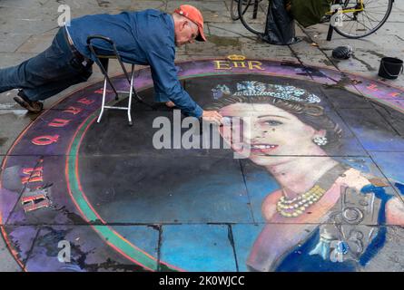 © Jeff Moore der Künstler Julian Beever erstellt auf dem Bürgersteig ...