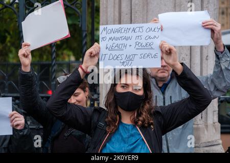 Während die Leiche der Königin zum letzten Mal in den Buckingham Palace ...