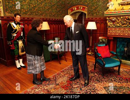 Der britische König Charles III. Schüttelt die Hände mit Nehemia ...