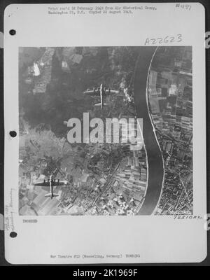 Bomben von der Boeing B-17 Flying Fortesses der 91. Bomb Group platzen ...