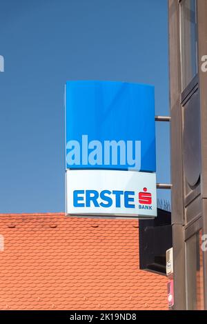 Szombathely, Ungarn - 1. Juni 2022: Logo und Zeichen der Budapest Bank ...