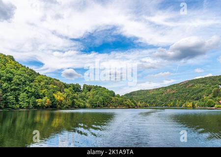 Der Rursee, mitten im Nationalpark Eifel, ist von einer einzigartigen ...