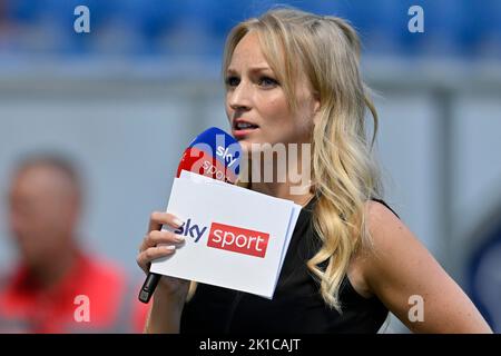 Moderatorin Sports Moderatorin SKY Katharina Kleinfeldt, Logo, Mikrofon ...