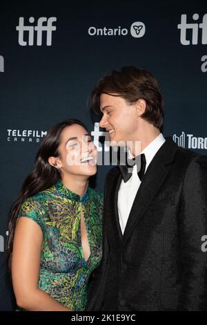 Isabel Machado, Christopher Briney nehmen an der Abschlussnacht-Gala ...