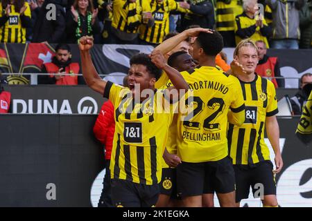 DORTMUND, DEUTSCHLAND - 17. SEPTEMBER: Karim David Adeyemi von Borussia ...