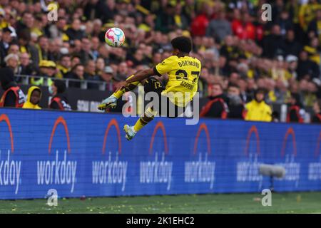 DORTMUND, DEUTSCHLAND - 17. SEPTEMBER: Karim David Adeyemi von Borussia ...