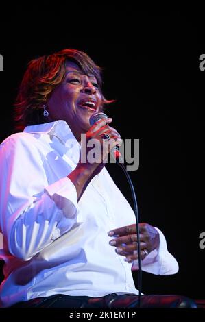 Gwen Dickey auf der Giants of Soul Tour im Sheffield City Hall ...