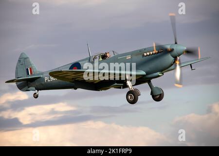 Supermarine Spitfire PR.XI (The NHS Spitfire) PL983 (G-PRXI) landete in ...