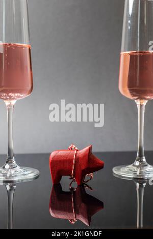 Neujahrsgrüße: Champagnerglas mit leuchtenden Wunderkerzen und ...