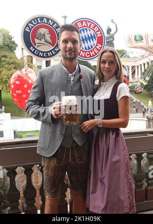 Sven Ulreich mit Frau Lisa Traditionell bayrisch in Lederhosen zeigt ...