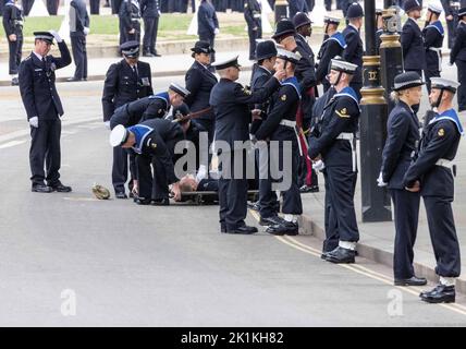 Bei der Beerdigung der Queen, Westminster Abbey, London, bricht ein ...