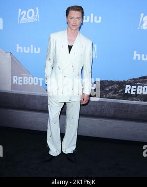 Calum Worthy kommt bei Hulus Original Series REBOOT Premiere im Fox ...